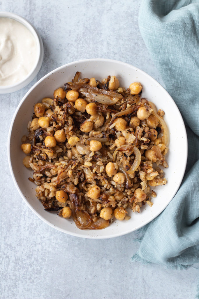 Crispy grains and chickpeas with garlic tahini yogurt - One Girl. One ...